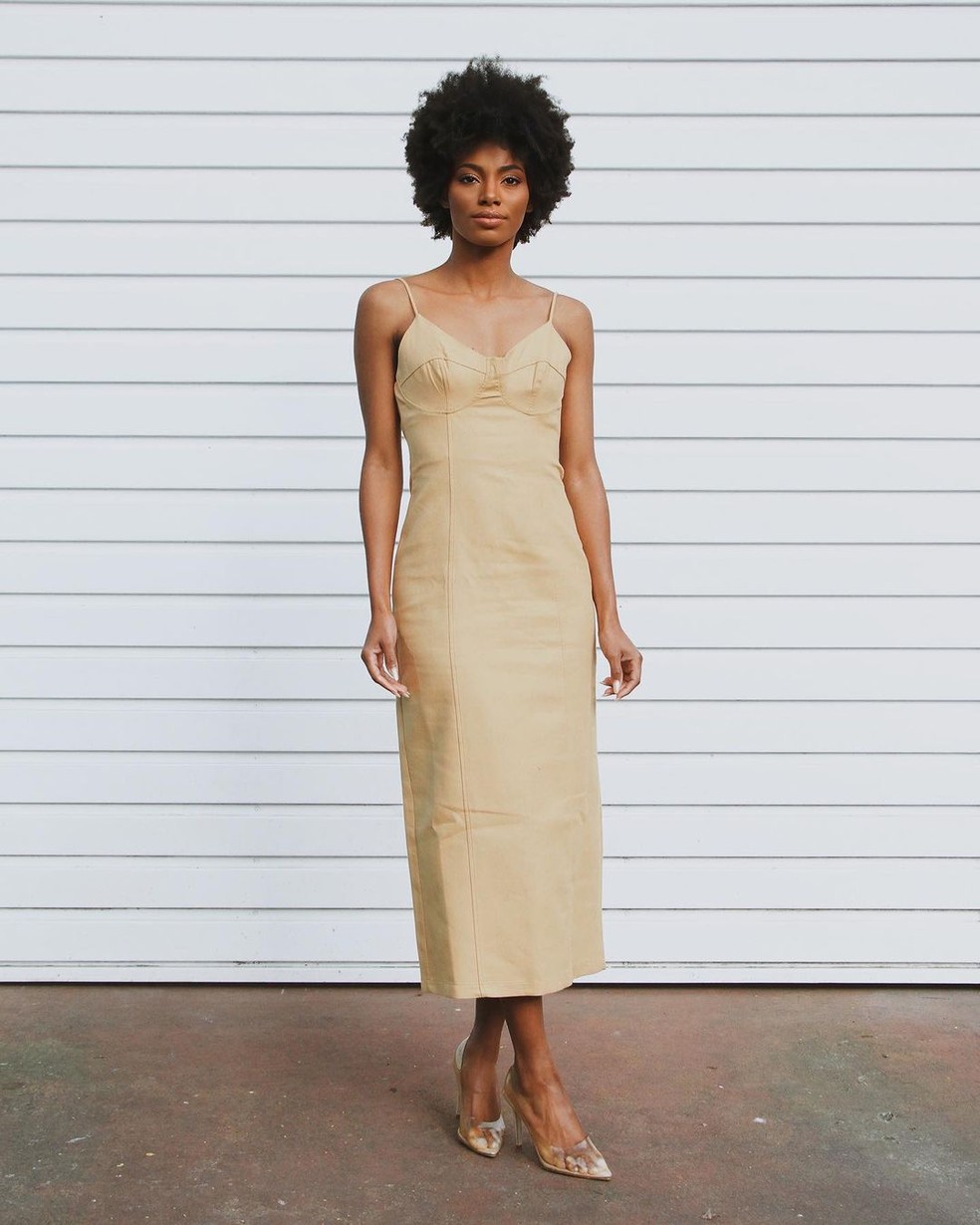 Tina Calamba exibe novo visual e pergunta: 'preferem estilo mais clássico ou mais despojado?'