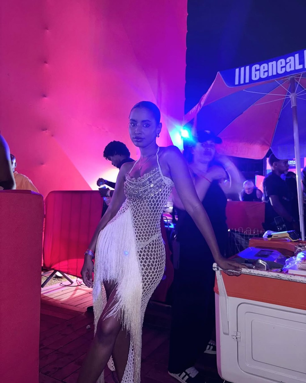 Gabz aposta em look ousado e arranca elogios