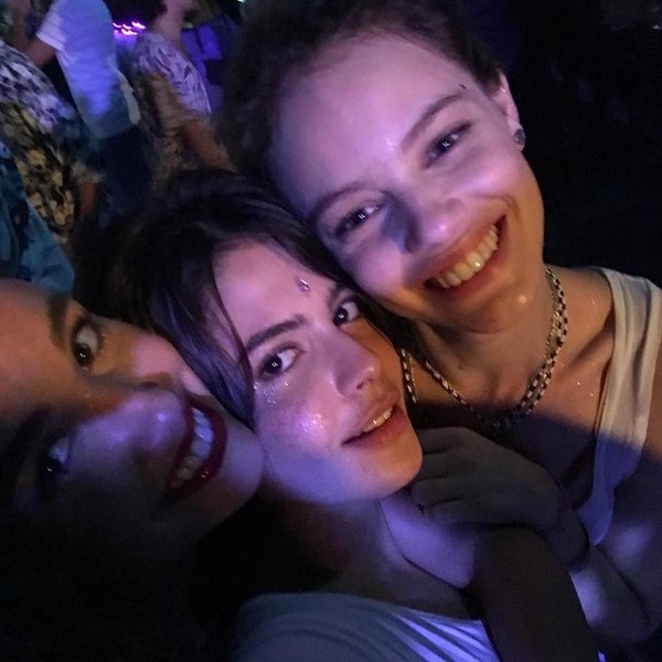 Laura Neiva tem noite divertida com as amigas Julia Dalavia e Juliane ...