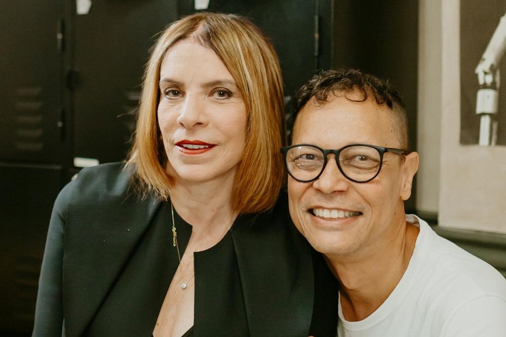 Theo Bial é prestigiado pelos pais, Pedro Bial e Giulia Gam, em show