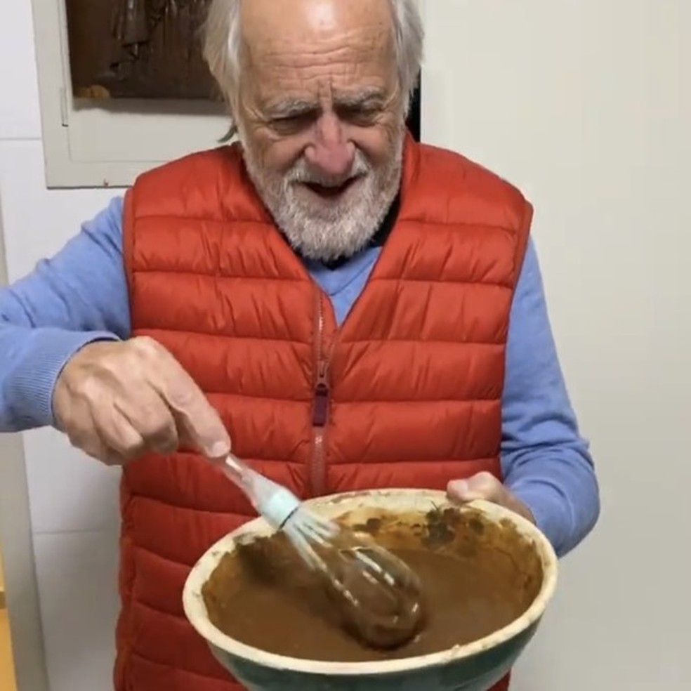 Ary Fontoura faz bolo de chocolate