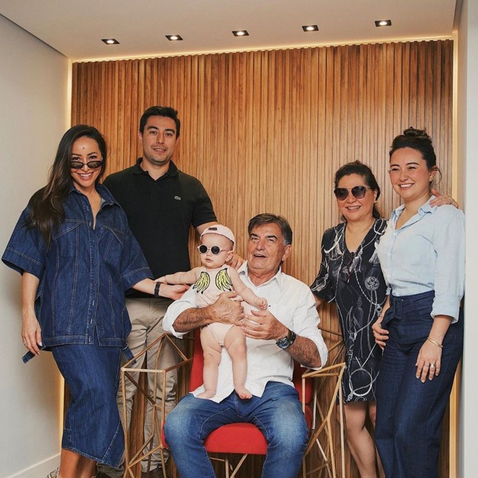 Mãe publica fotos de Sabrina Sato na infância com os irmãos