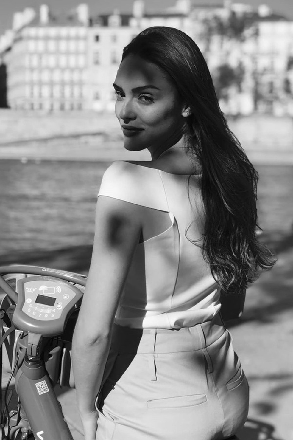 Em foto maravilhosa, Isabelle Drummond diz: 'Saudade dos momentos simples da vida'