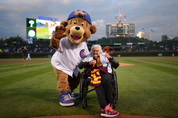 Fã de esportes universitários, freira de 103 anos faz primeiro ...