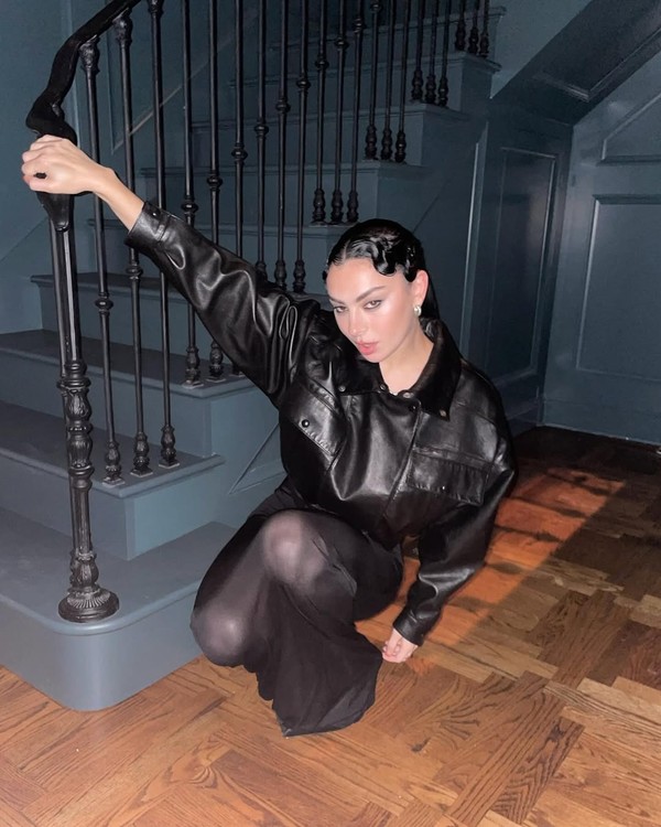 Charli XCX: um raio-x nas produções de beleza da cantora