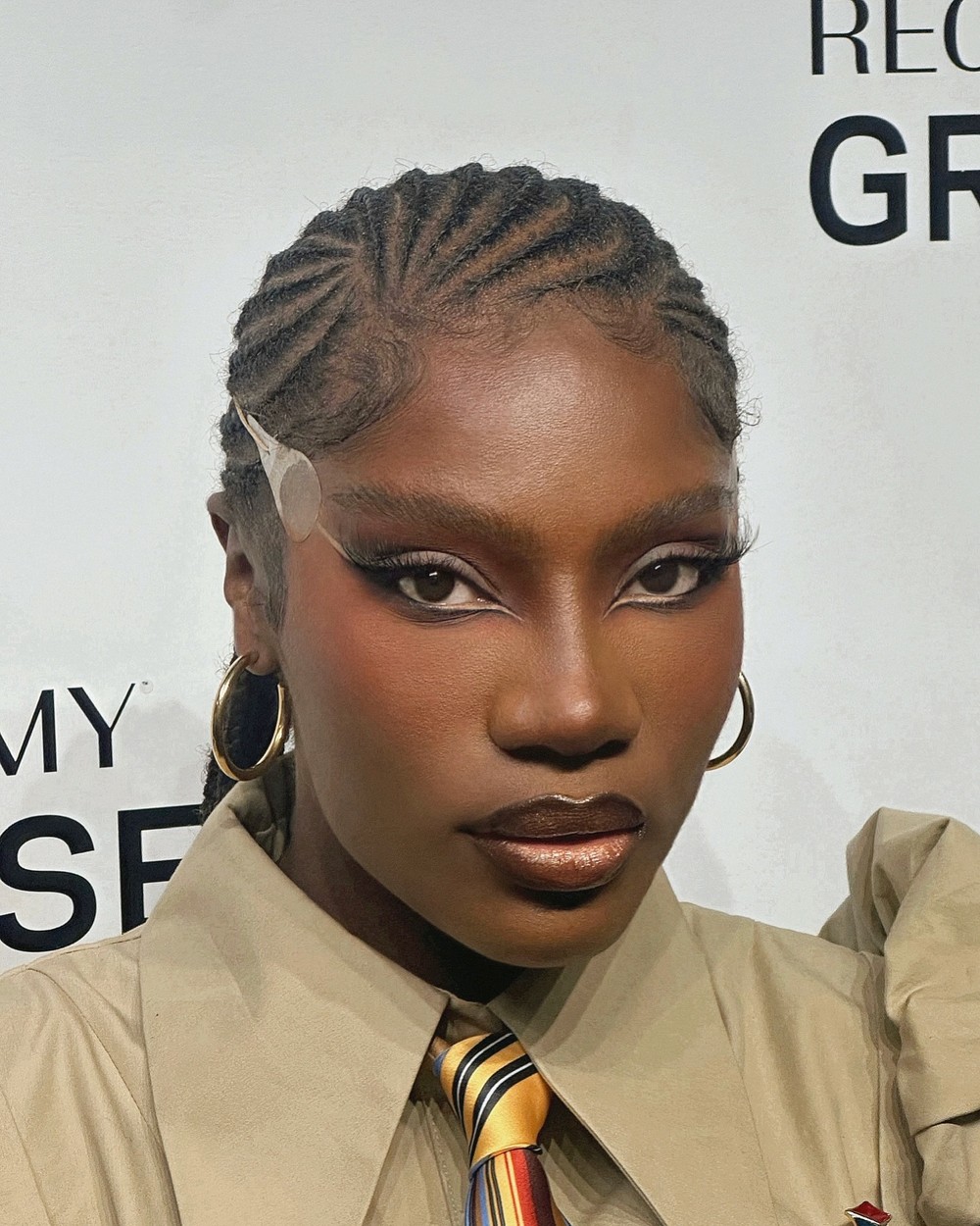 Face Taping: conheça a técnica de beleza usada por Doechii no Grammy