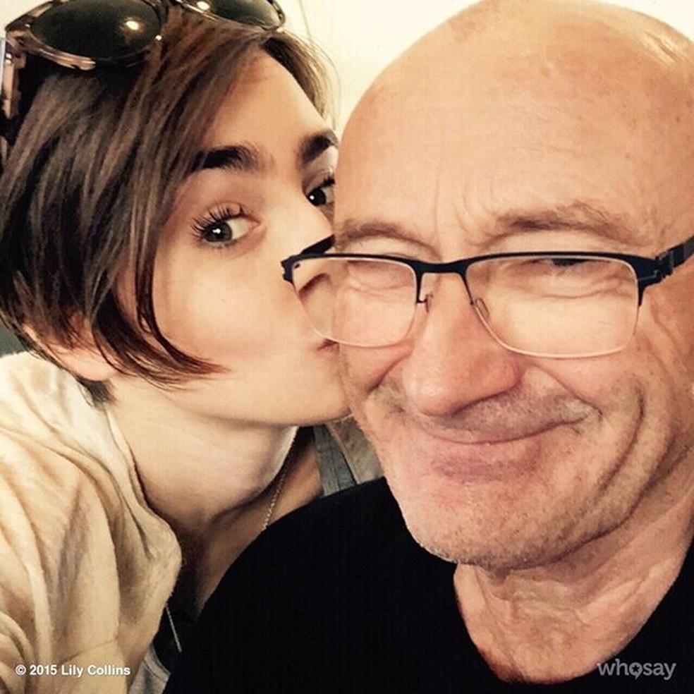 Lily Collins faz piada com careca do pai, Phil Collins