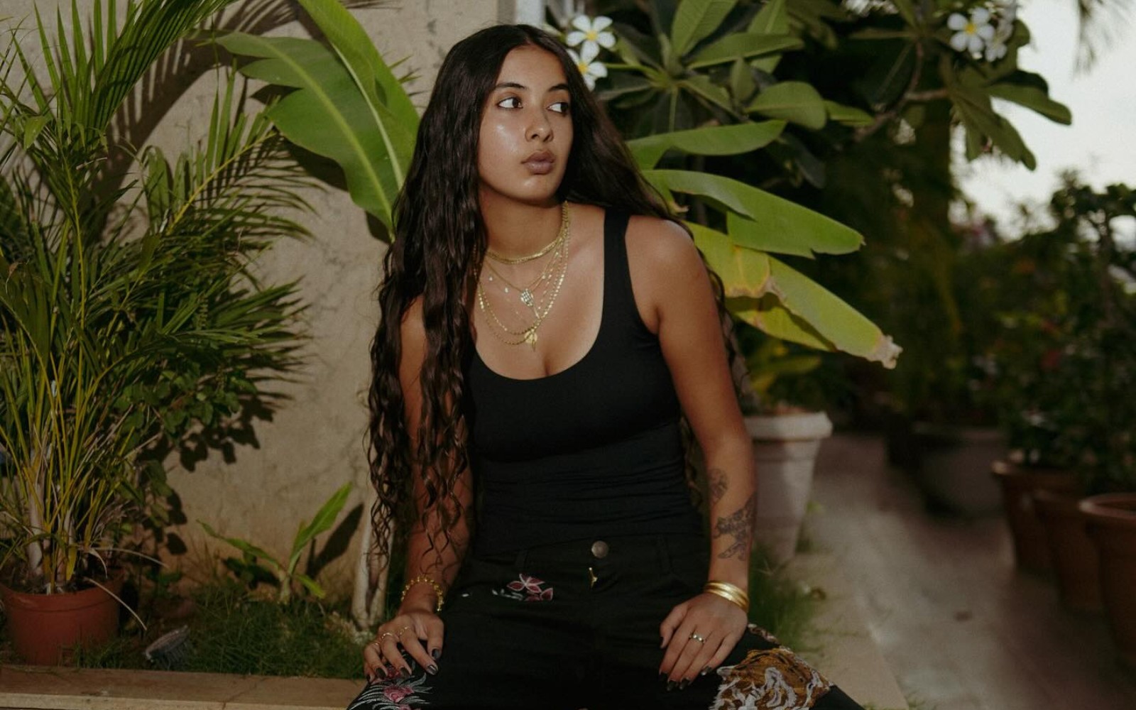 Diya Joukani, a designer indiana que viralizou com seus looks pelas ...