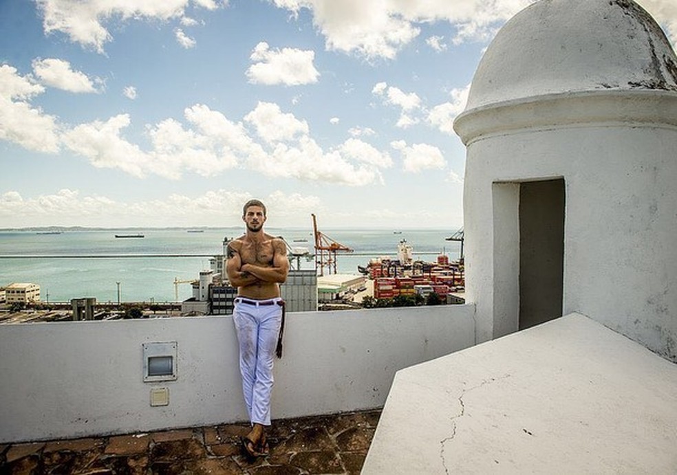 Chay posta foto na Bahia e João Vicente brinca: 'Você tá sem camisa ...