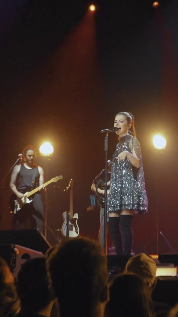 Sandy mostra detalhes de primeiro show de turnê europeia após separação