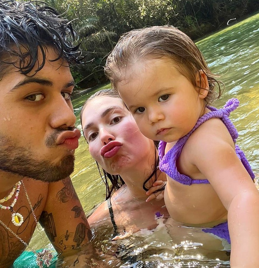 Virginia Fonseca manda beijo com Zé Felipe e Maria Alice