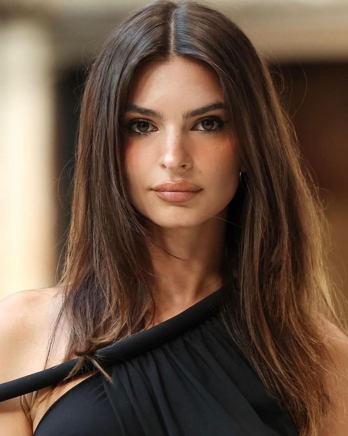 Emily Ratajkowski posa com cabelo curtíssimo e fãs reagem