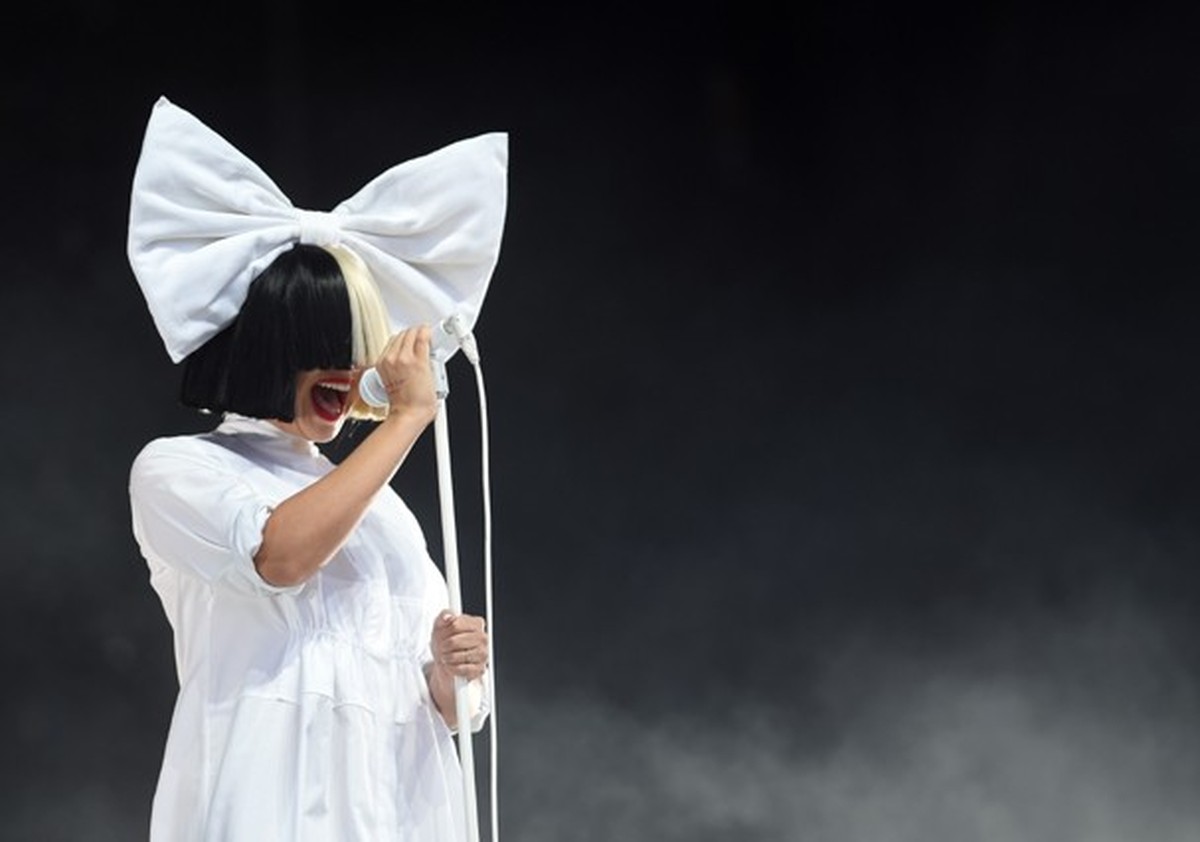 Sia lança single e anuncia novo álbum após hiato de quase oito anos