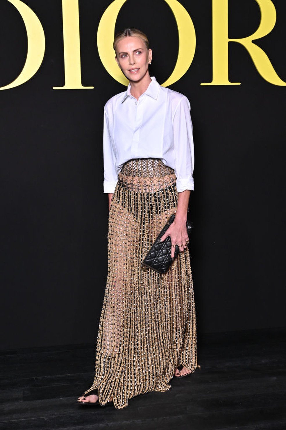 Charlize Theron prestigia desfile de moda em Paris com look arrojado