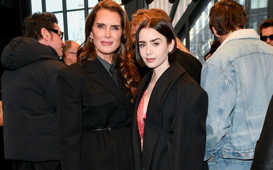 Lily Collins registra encontro com Brooke Shields em desfile em NY