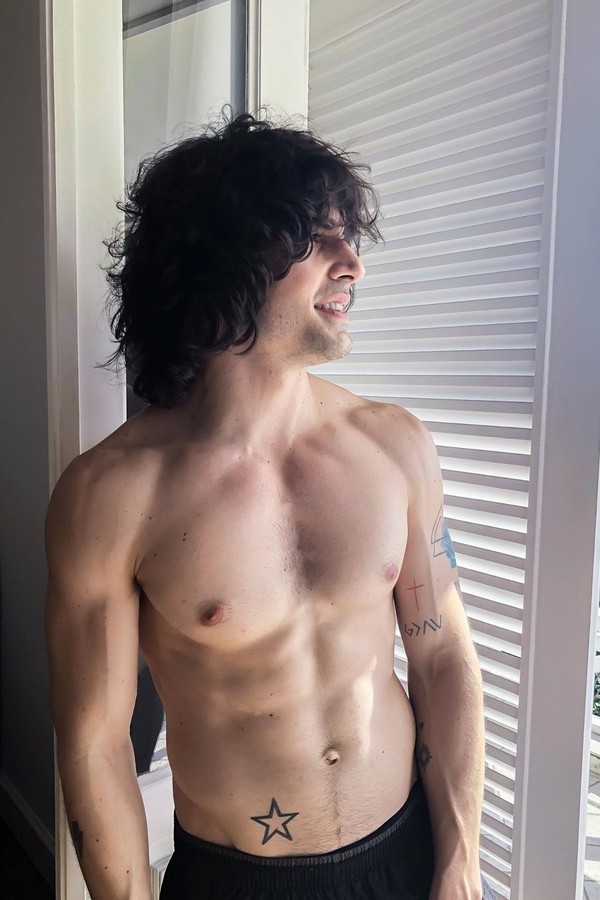 Fiuk posa sem camisa e fãs se derretem pelo ator