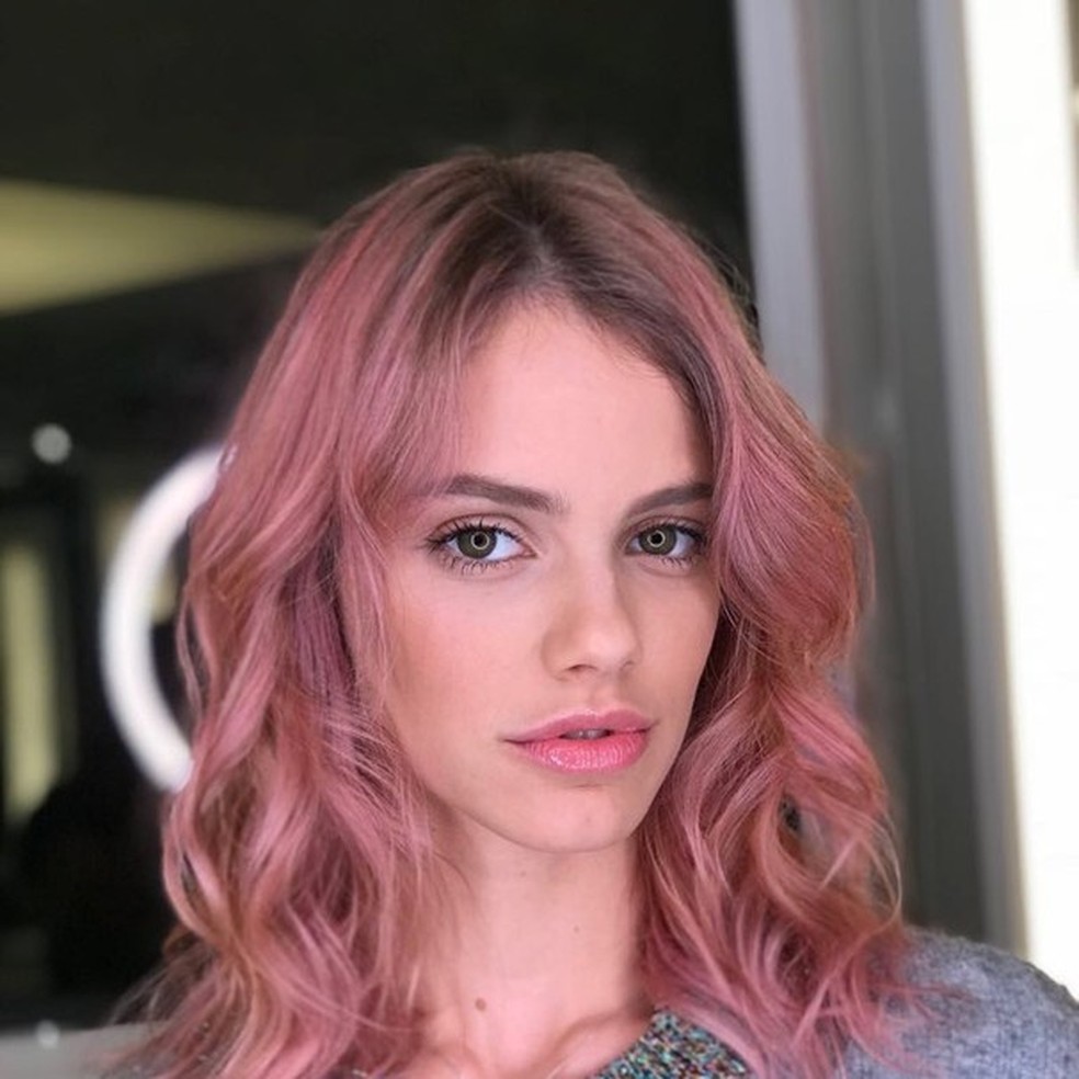Transformação: Julia Faria está com o cabelo rosa!