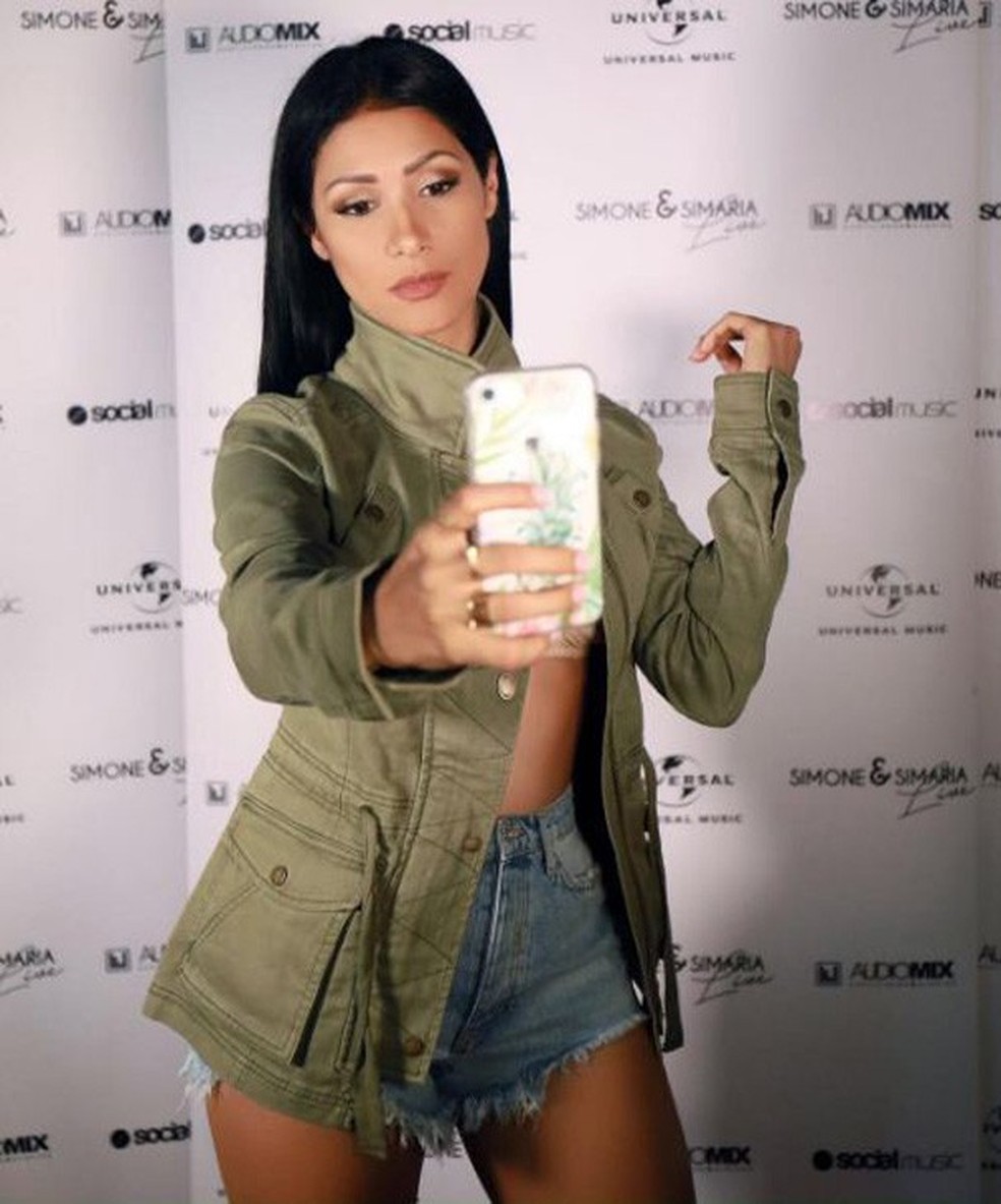 Simaria aparece linda em bastidores de selfie