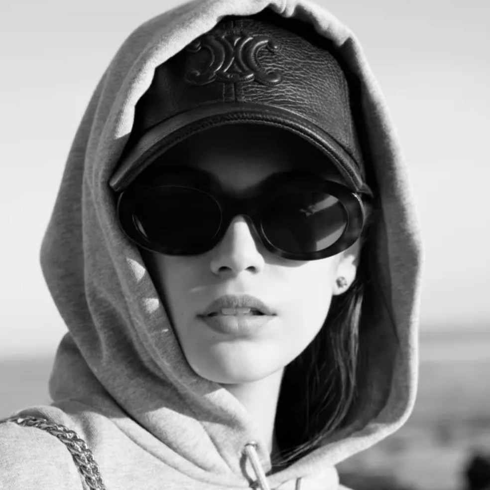 Celine lança coleção especial dedicada à prática de pilates