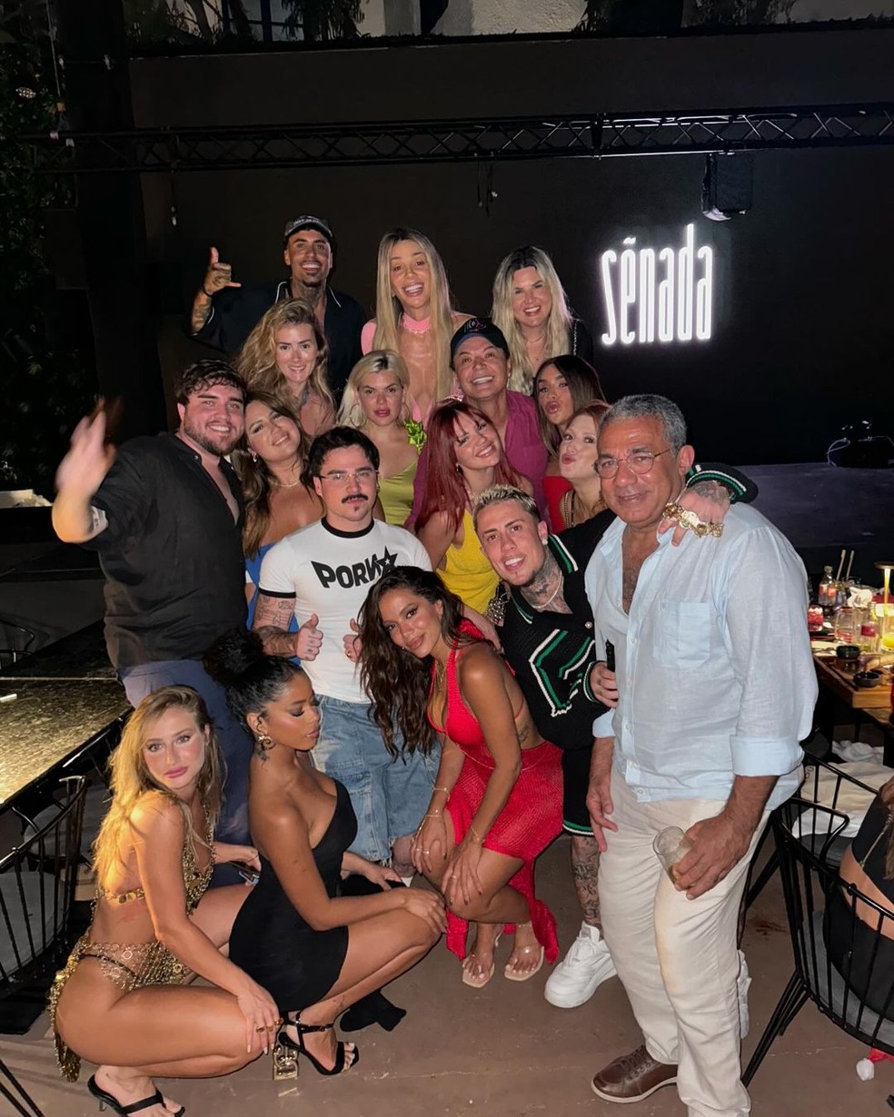 De biquíni, Anitta dança funk na praia com Bruna Griphao, Vivi e mais ...