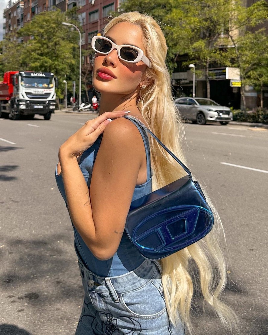 Karoline Lima mostra produção grifada em viagem a Madri