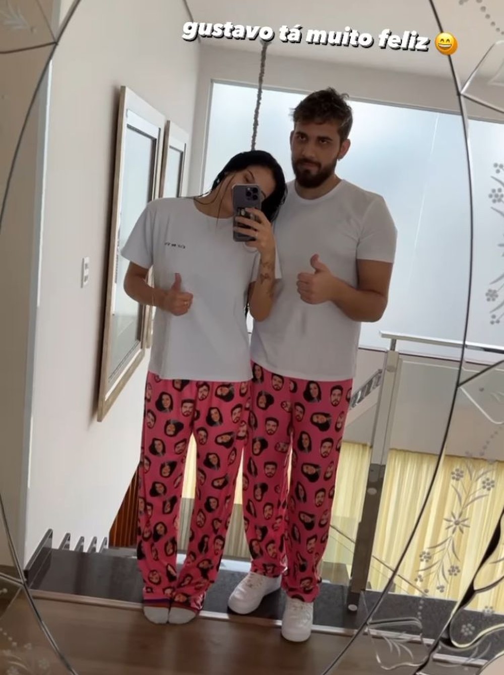 Ana Castela e Gustavo Mioto usam pijama com seus rostos estampados