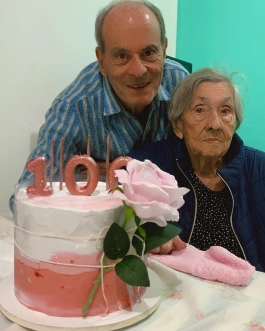 Ney Matogrosso comemora 100 anos da mãe