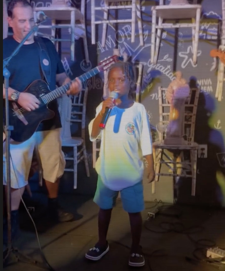 Em Fernando de Noronha, Giovana Ewbank mostra Bless cantando: 'Meu rapper'