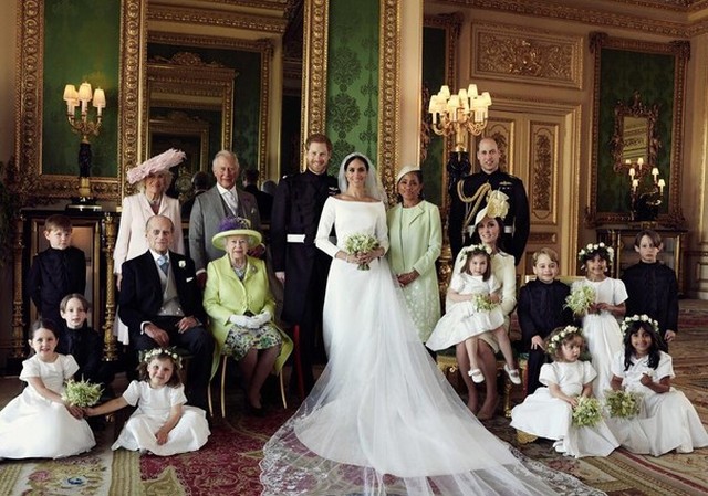 Harry e Meghan aparecem em fotos oficiais da família reunida após casamento