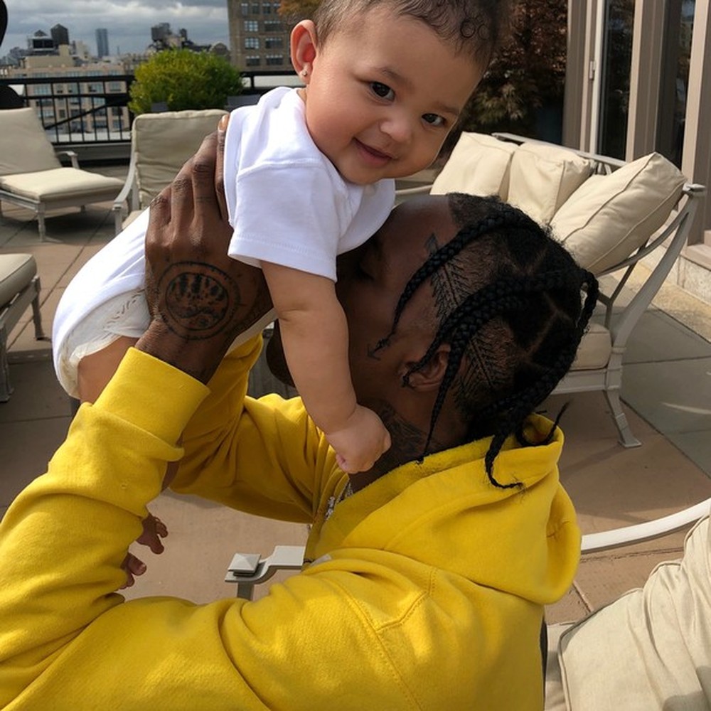 Kylie Jenner e Travis Scott enchem filha de beijos: 'Ensinando Stormi a ...