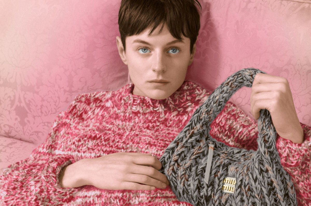 Emma Corrin estrela campanha da Miu Miu voltada ao upcycling