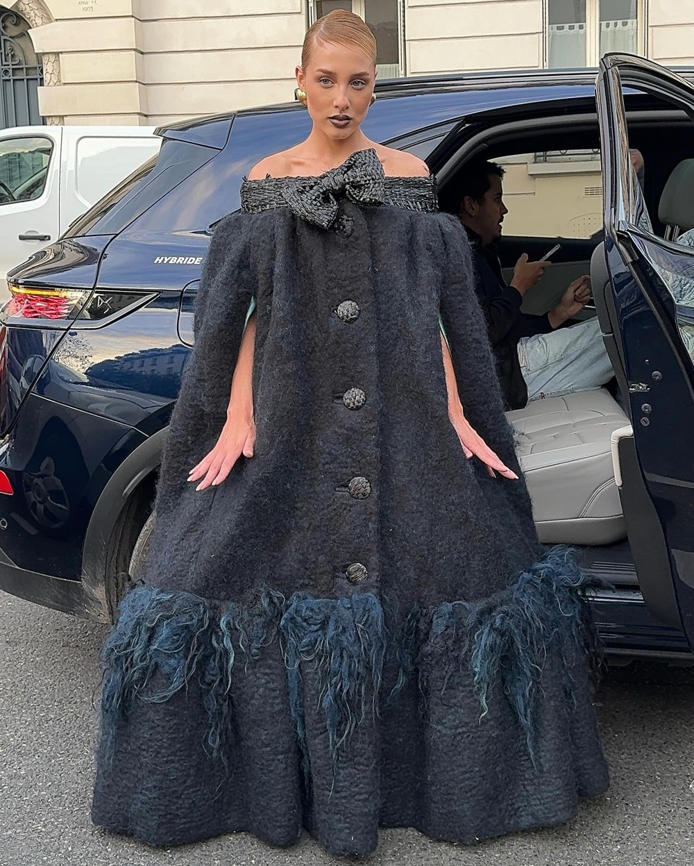 Malu Borges aposta em vestido gigante para desfile em Paris