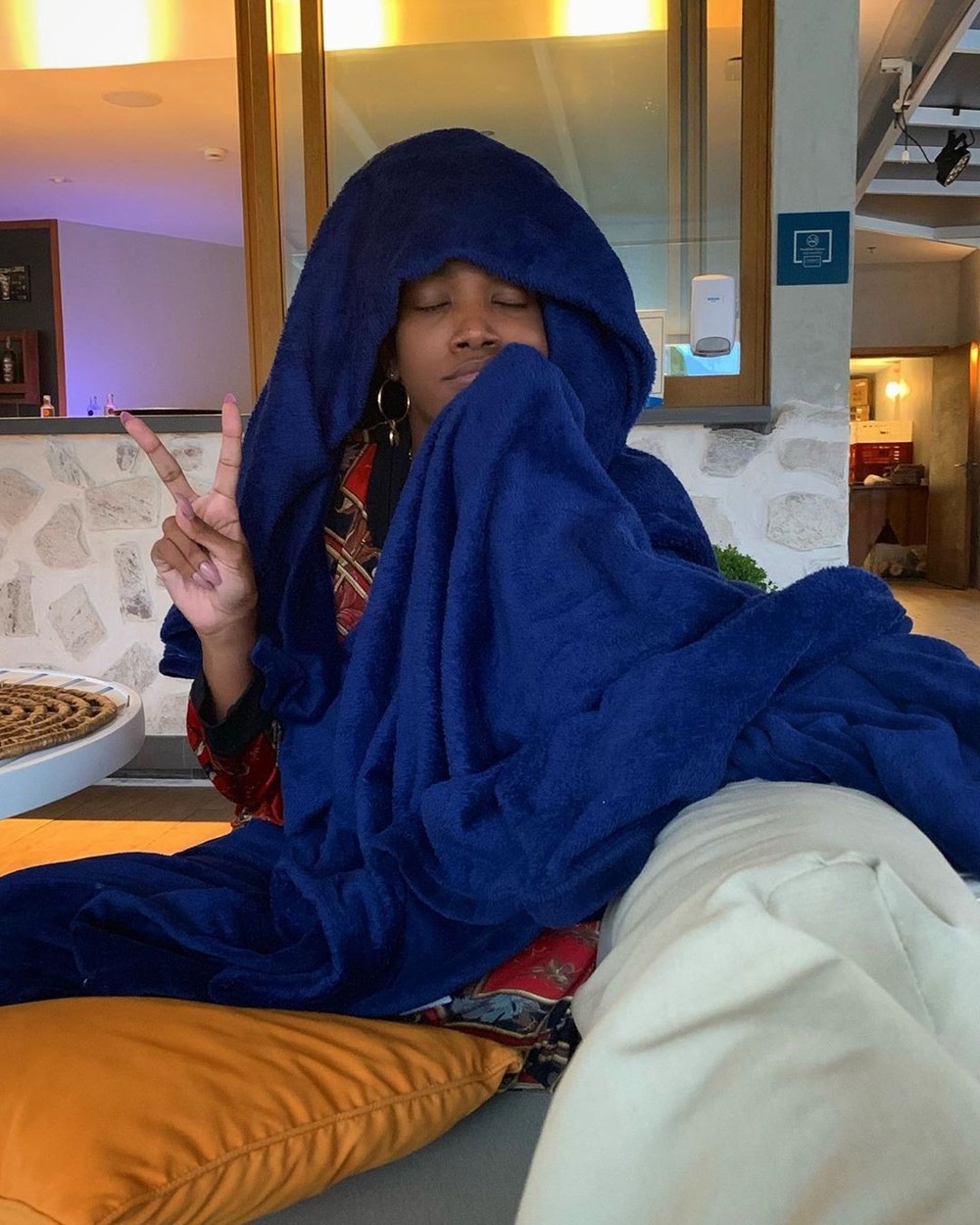 Iza relembra dia relax e motiva fãs: 'Força que já já é sexta'