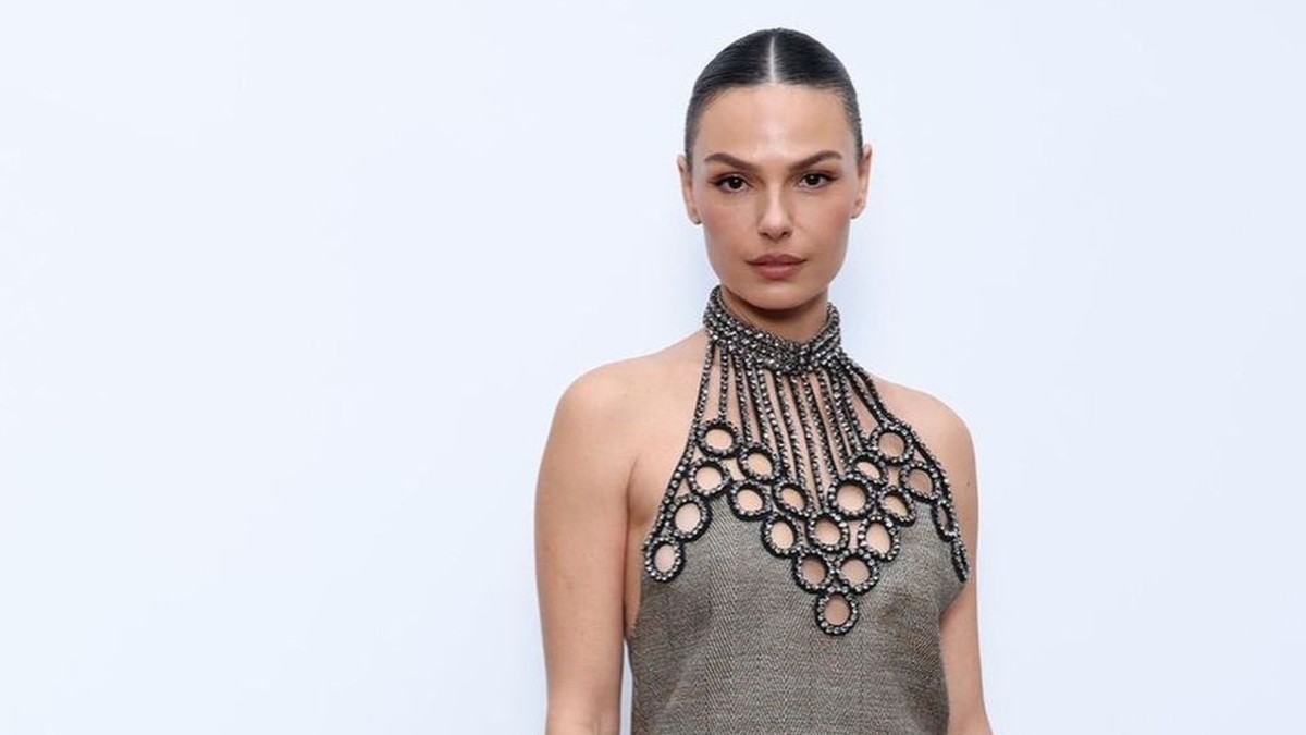 Isis Valverde marca presença em desfile de Stella McCartney e elogia ...