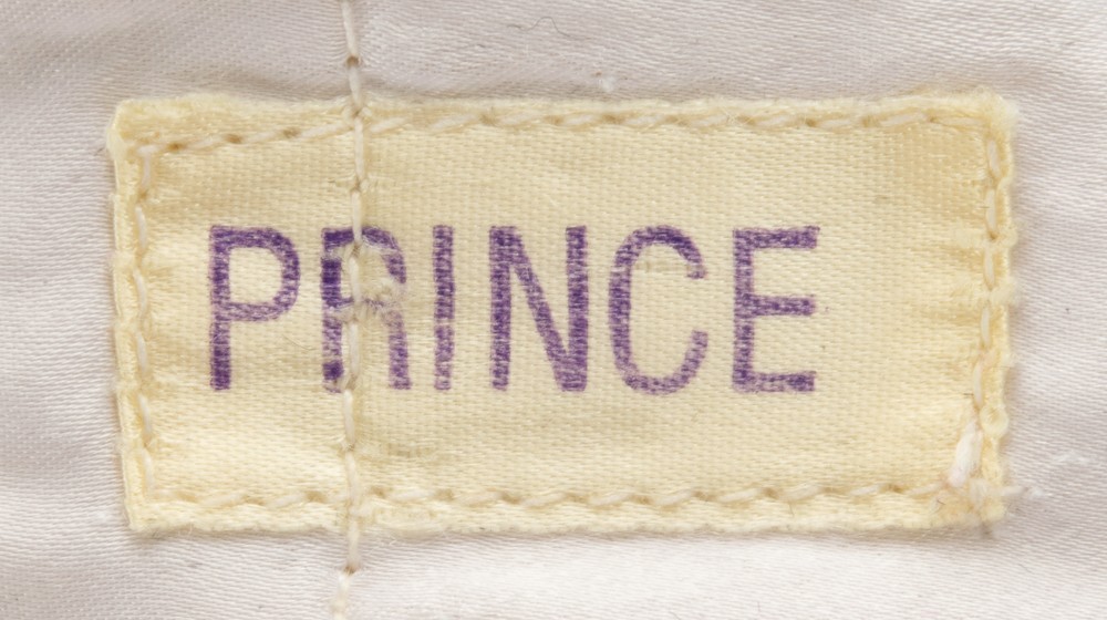 Camisa branca icônica de 'Purple Rain' e mais itens de Prince são leiloados