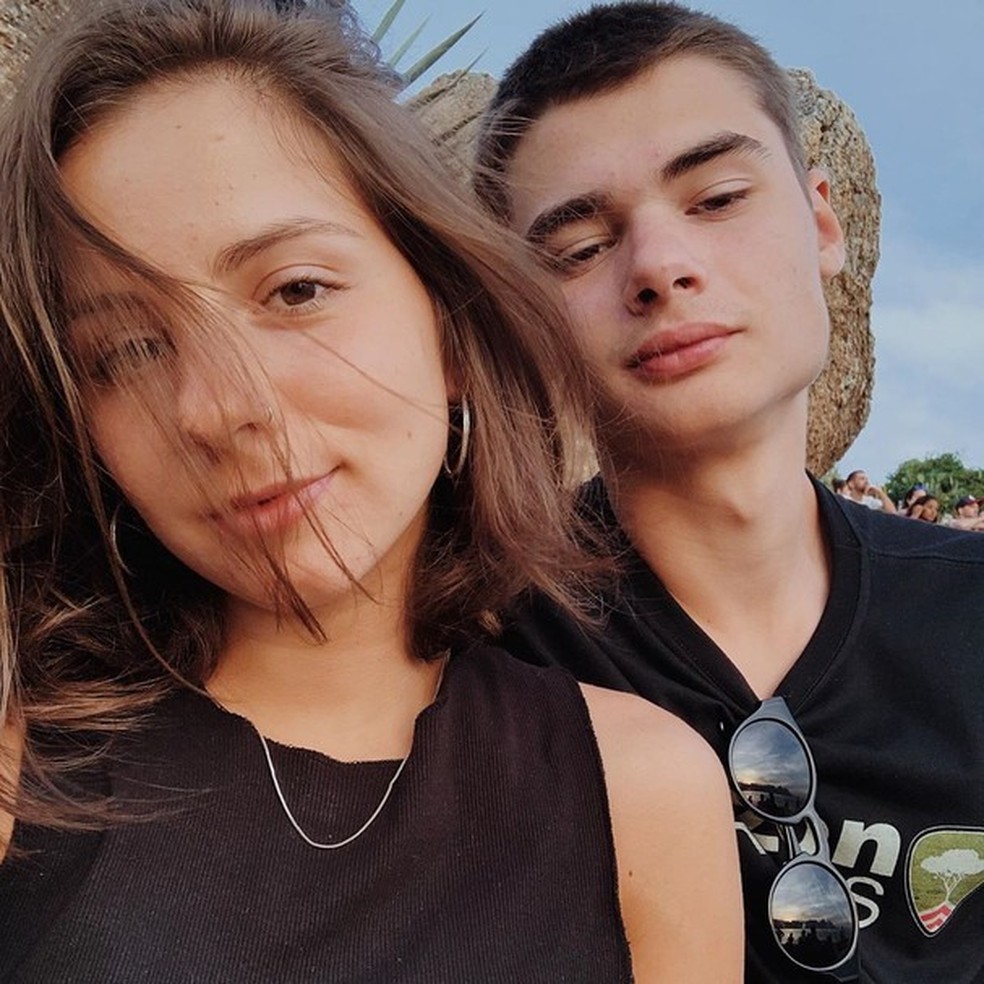 João Assunção se derrete pela namorada no dia do aniversário