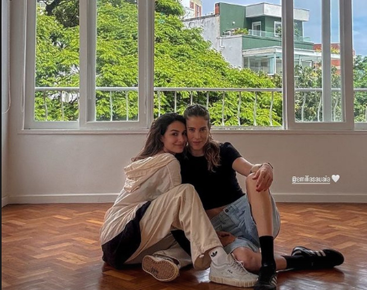 Atriz Marina Moschen se muda com a namorada Emilia Sauaia