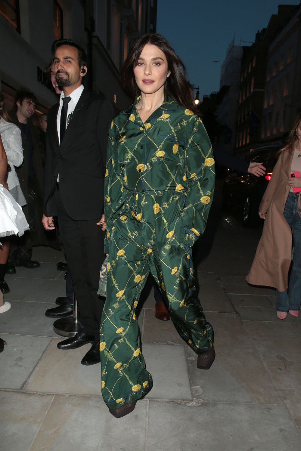 Dobradinha fashion: Alice Braga e Rachel Weisz usam o mesmo look em Londres