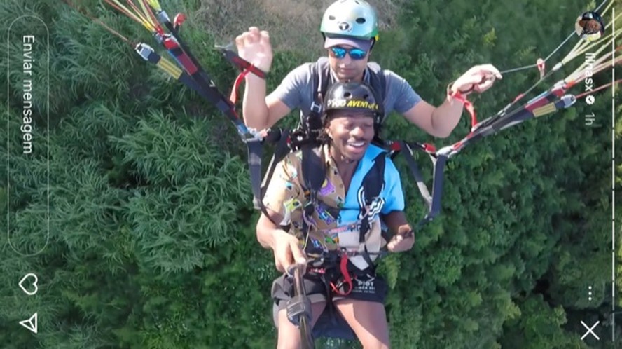 Lollapalooza 2023: Estrela do 1º dia, Lil Nas X pula de paraglider na ...