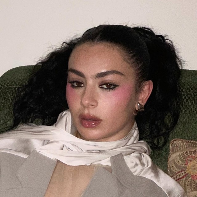Charli XCX: um raio-x nas produções de beleza da cantora