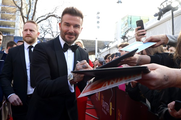David Beckham atrai todos os olhares no tapete vermelho do BAFTA