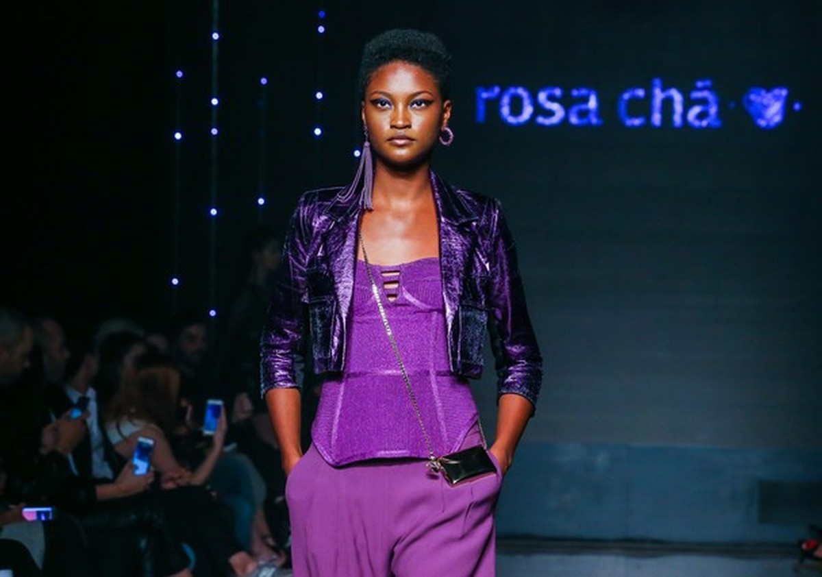 Rosa Chá desfila na Semana de Moda de Nova York e você pode assistir aqui!