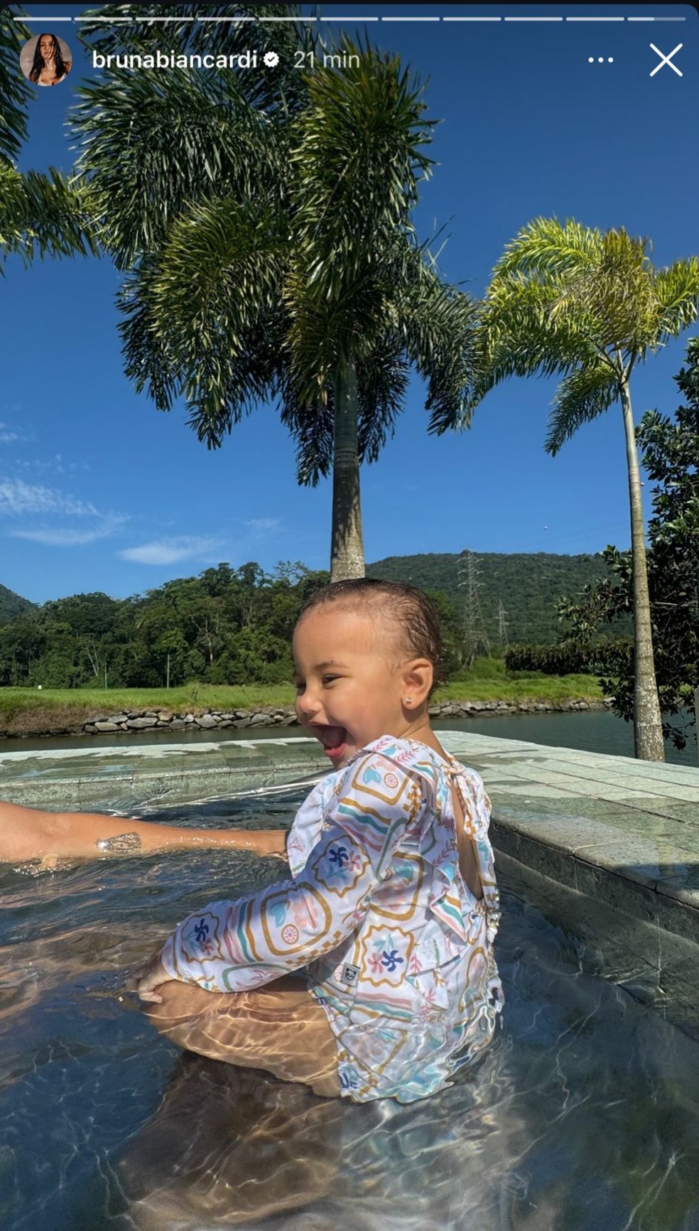 Bruna Biancardi encanta ao mostrar Mavie se divertindo na piscina