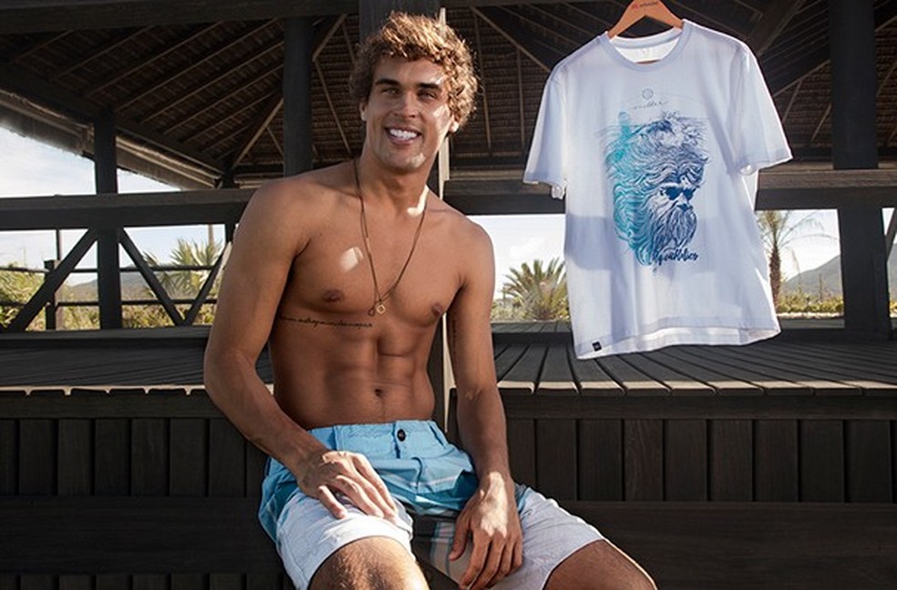 Felipe Roque encarna seu lado modelo e mostra tanquinho em ensaio