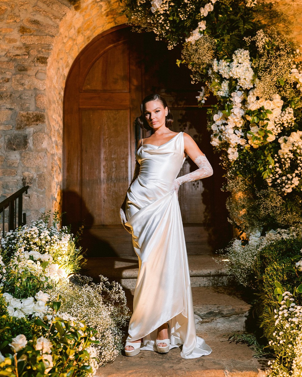 Charli XCX mostra momento íntimo de casamento com George Daniel e exibe ...