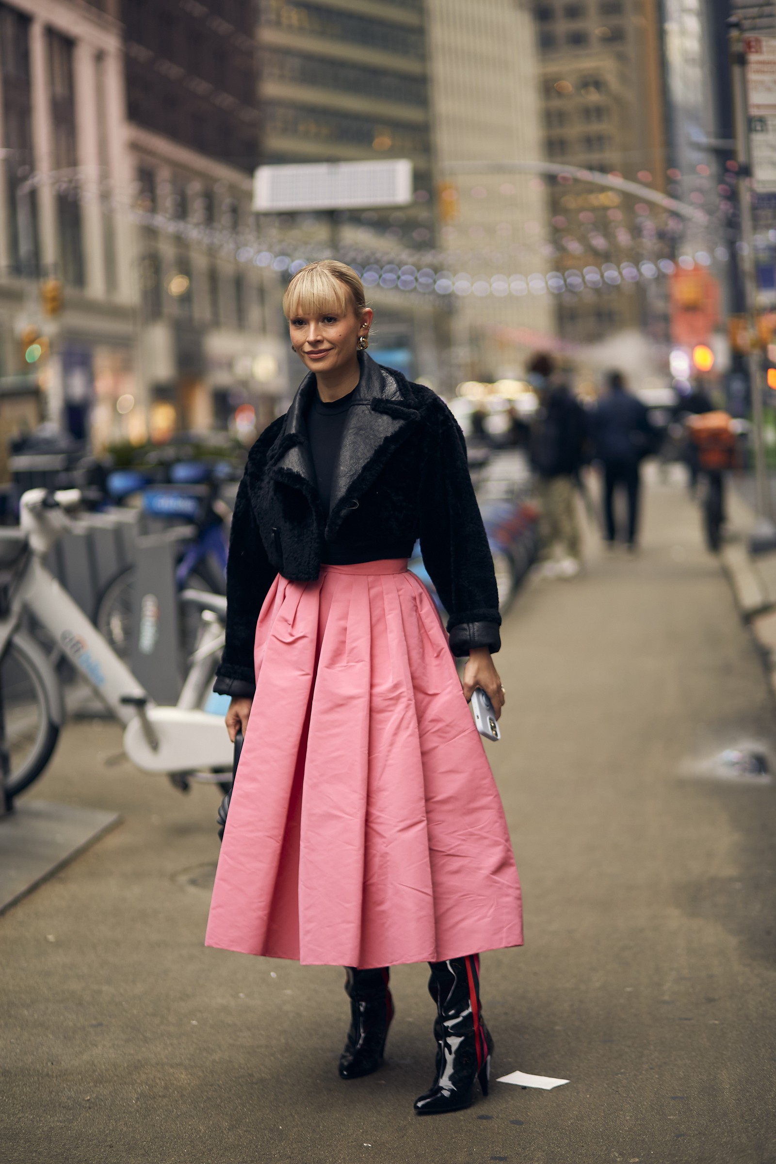 Segundo o street style do NYFW, o rosa continua sendo sim a cor mais ...