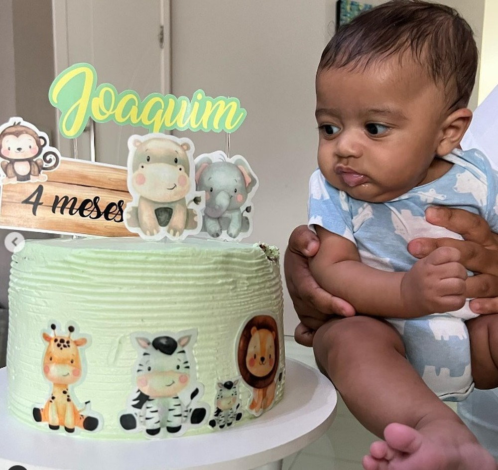 Bebê Joaquim completa 4 meses e ganha festinha temática