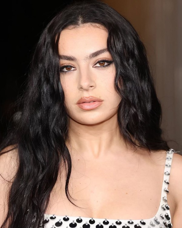 Charli XCX: um raio-x nas produções de beleza da cantora