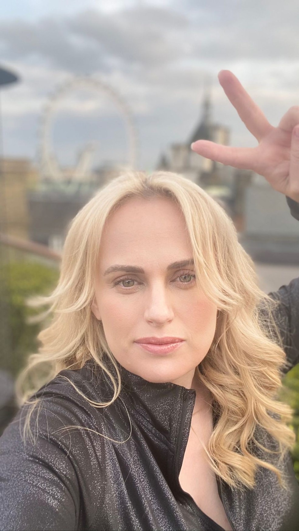 Rebel Wilson mostra flexibilidade em novo clique após transformação física