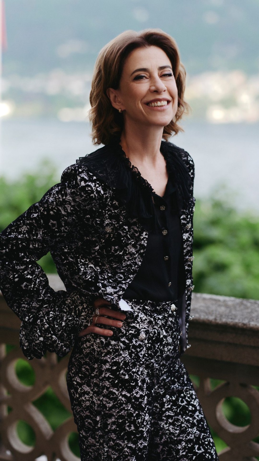 Fernanda Torres brilha em look da Chanel para desfile na Itália